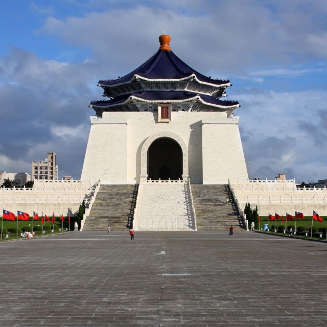 7 Self-Guided Walking Tours in Taipei, Taiwan + Maps