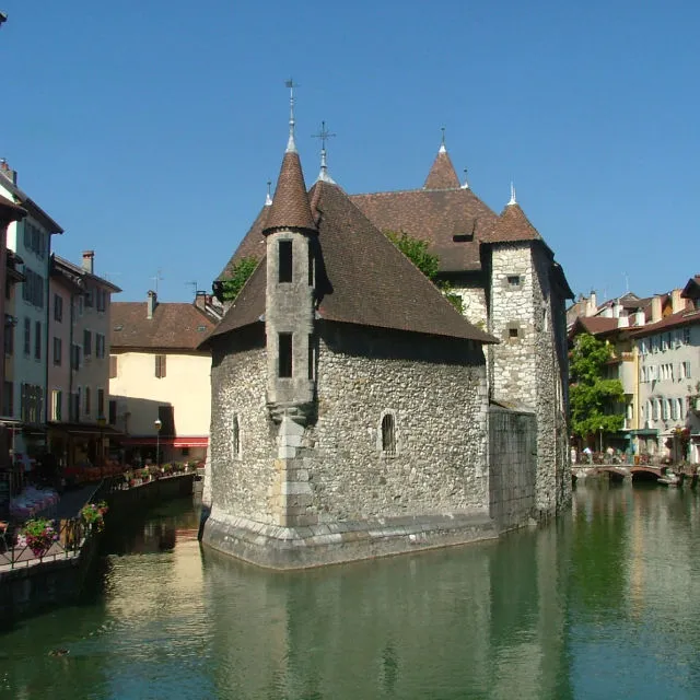 2 Self-Guided Walking Tours in Annecy, France + Maps