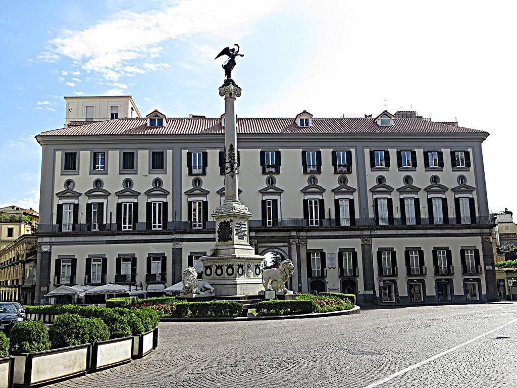 Piazza dei Martiri, Naples