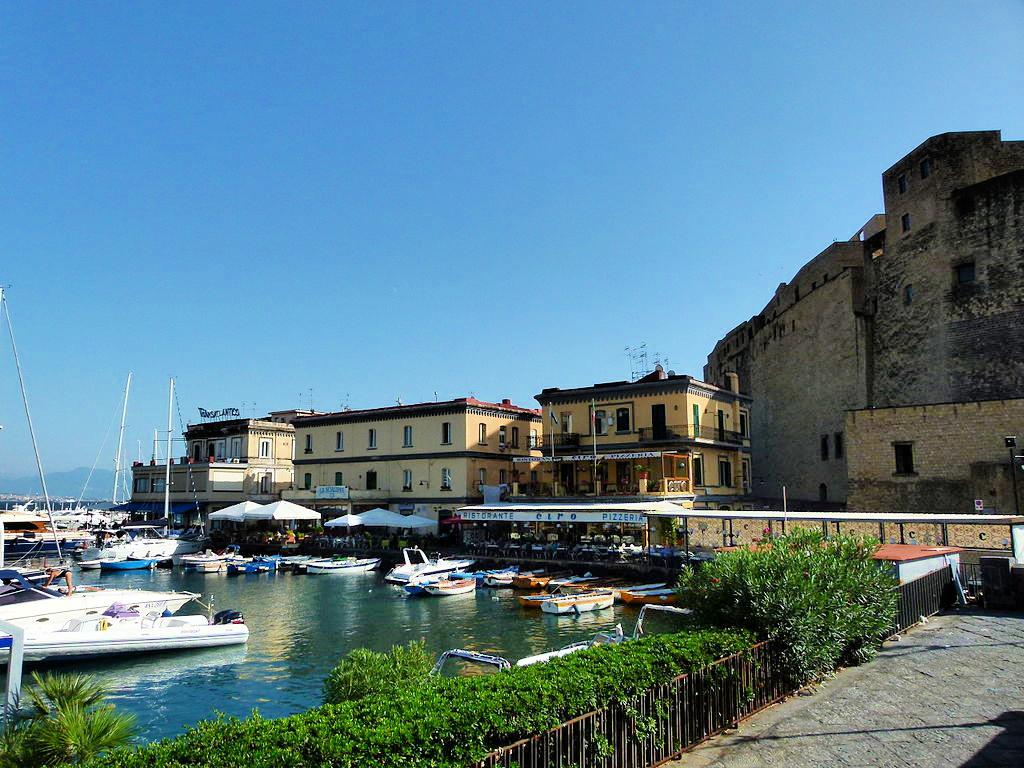 Borgo Santa Lucia, Naples