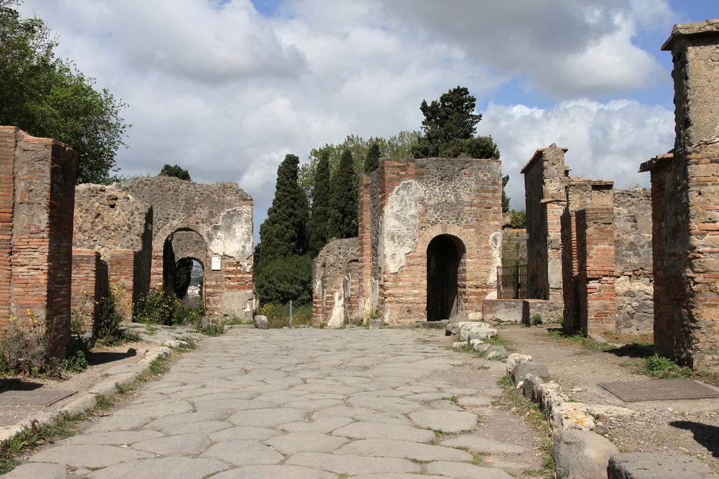 Porta Ercolano and Necropolis, Pompei