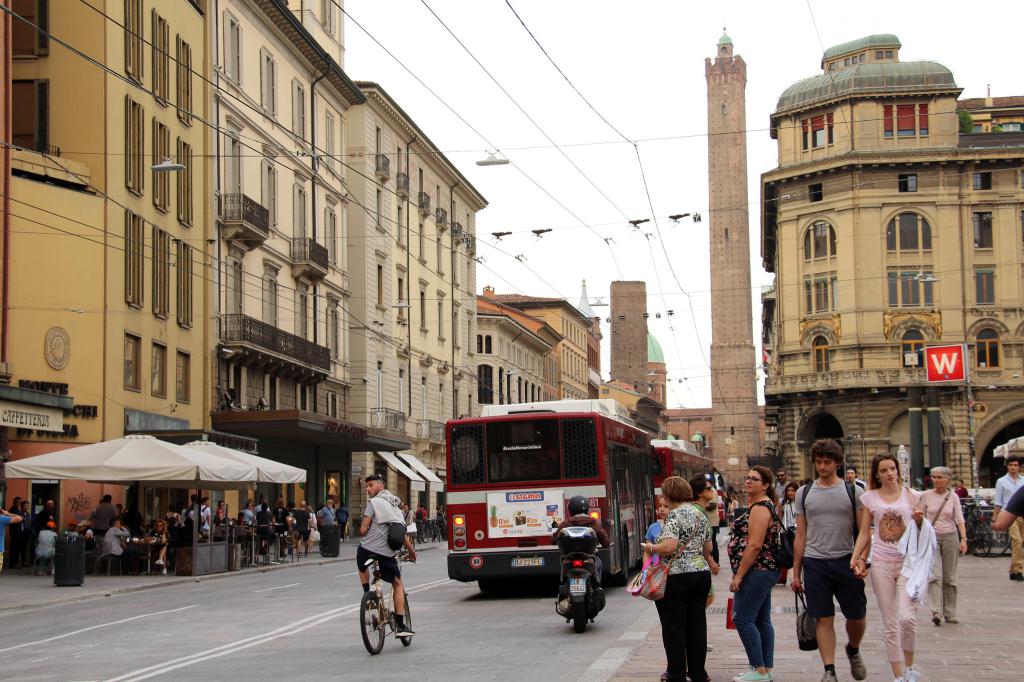 Via Rizzoli (Rizzoli Street), Bologna
