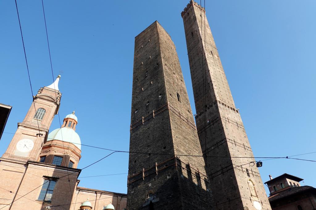 Due Torri (Two Towers: Asinelli and Garisenda), Bologna