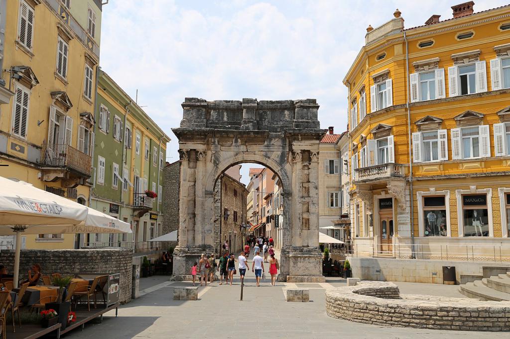 Triumphal Arch of the Sergii, Pula