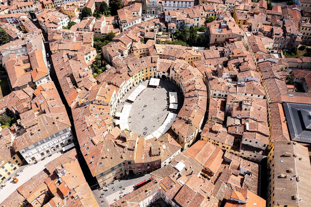 Piazza dell'Anfiteatro (Amphitheater Square), Lucca