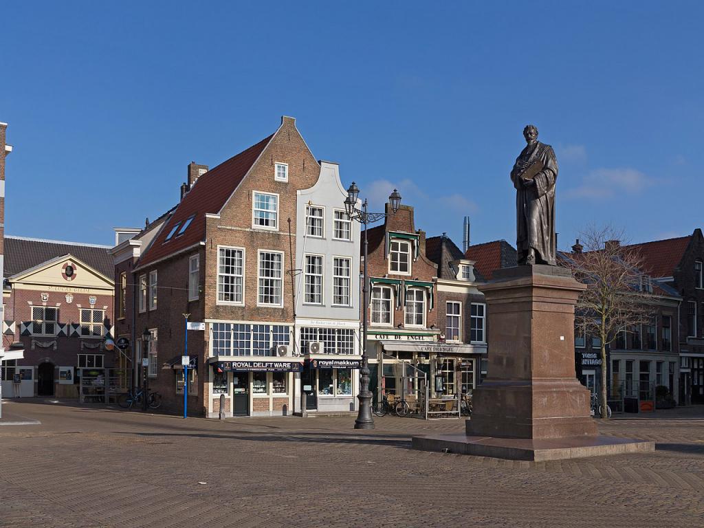 Statue of Hugo de Groot, Delft