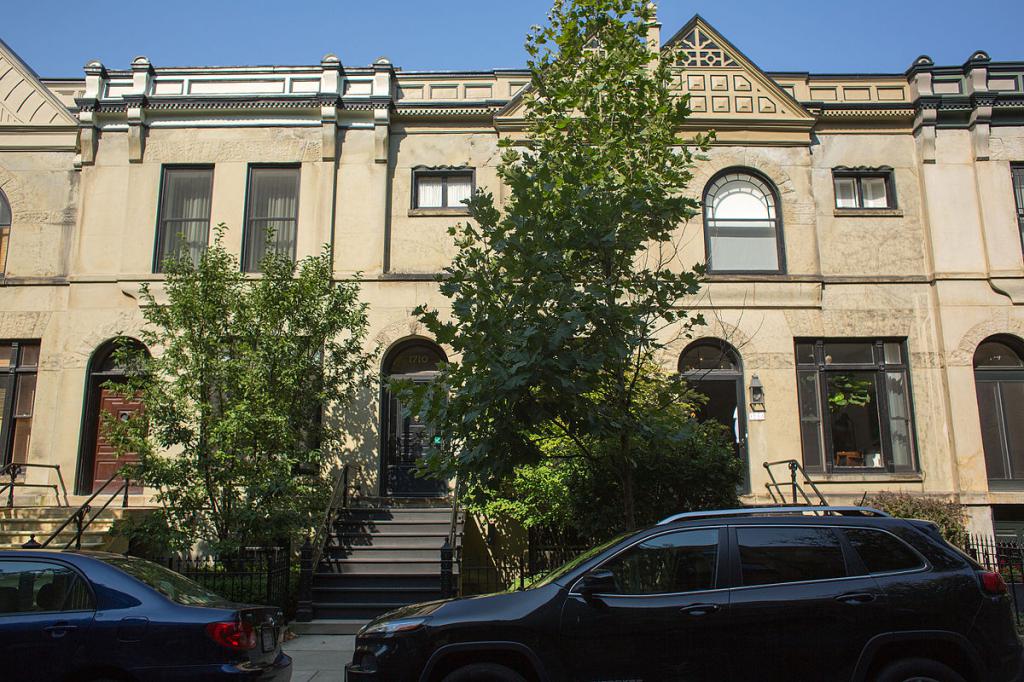 Crilly Court, Chicago