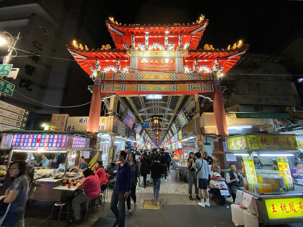 Huaxi Street Night Market (Snake Alley), Taipei