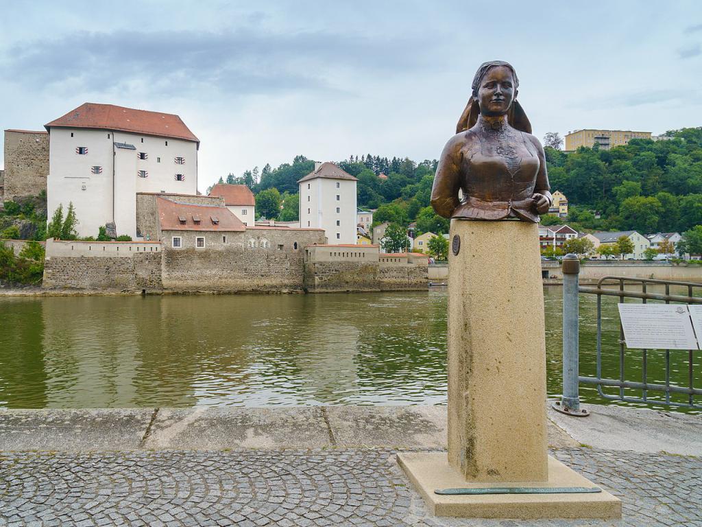 Emerenz Meier Statue, Passau
