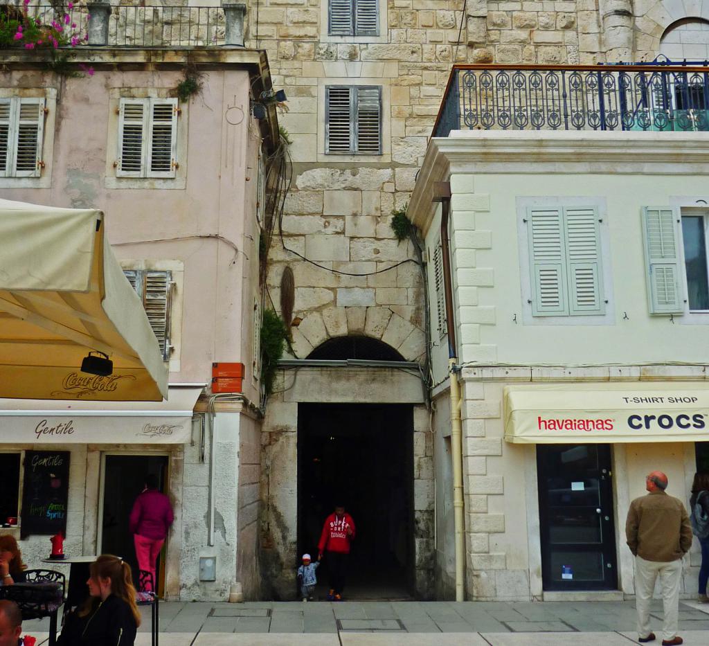 Bronze Gate, Split